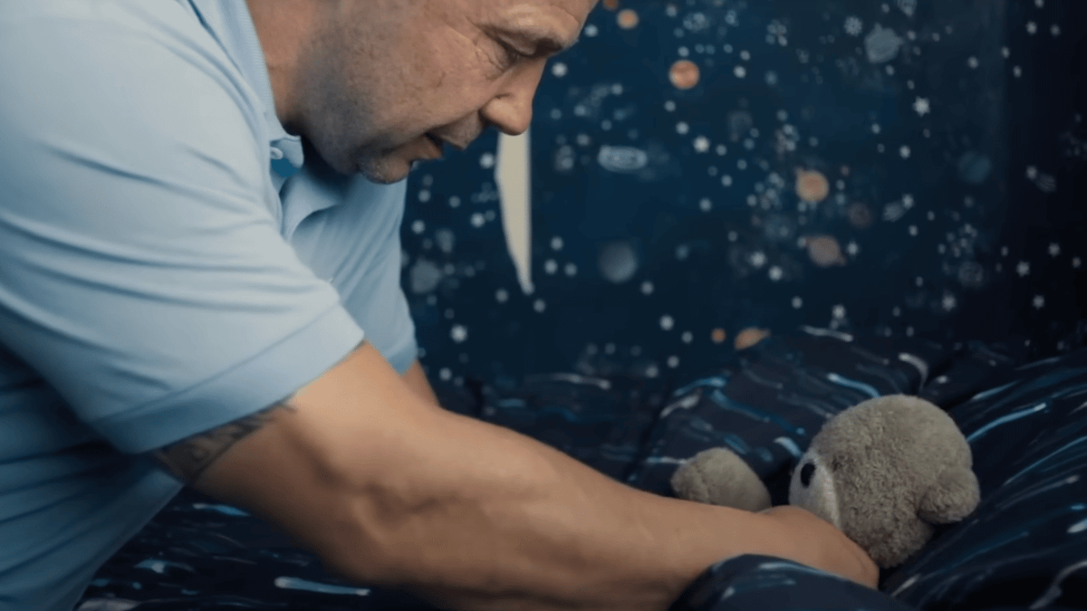 Psychologist explains devastating reason why Eddie tucks Jamie’s teddy ...