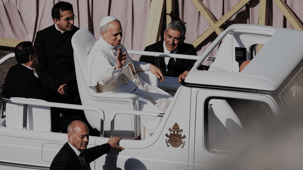 Pope Leo takes his first popemobile ride and people are absolutely ...