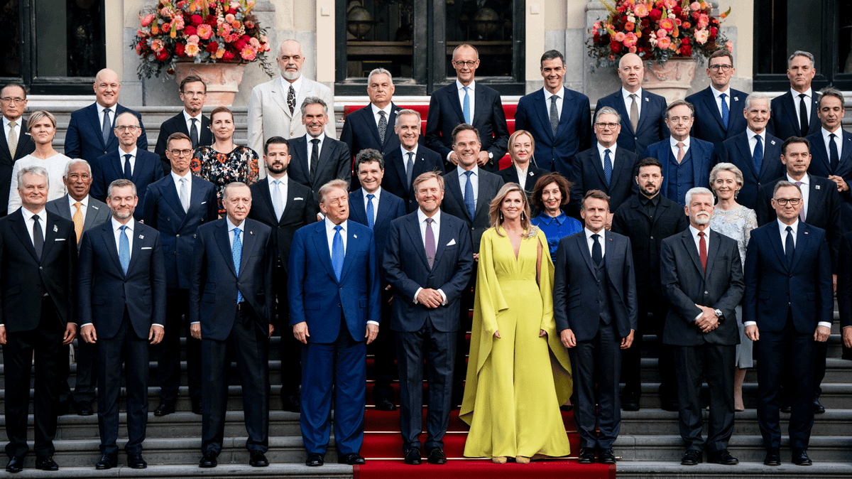 Photo of world leaders including Donald Trump at NATO summit has ...