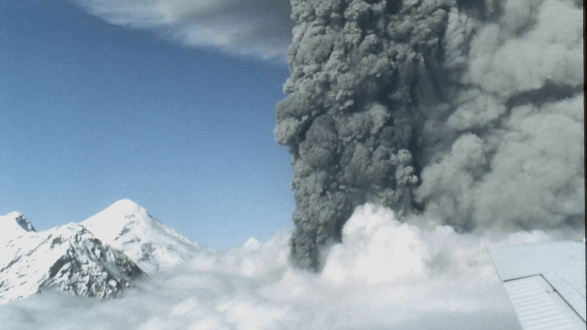 Volcano warning sparks chaos for 300,000 US residents after they’re ...