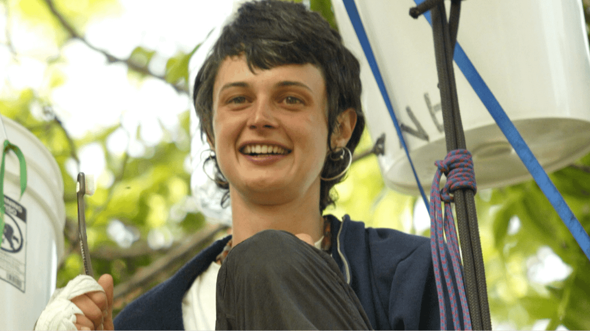 Woman who lived up 180-foot tree for 738 days revealed unexpected ...