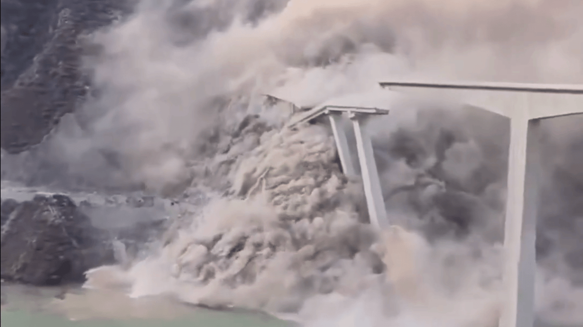 Shocking moment 758-meter-long bridge collapses months after opening