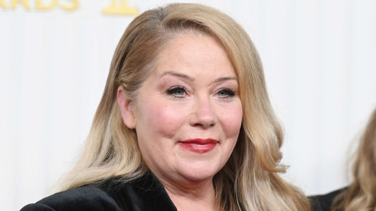 Christina Applegate hospitalized with pain that left her 'screaming ...