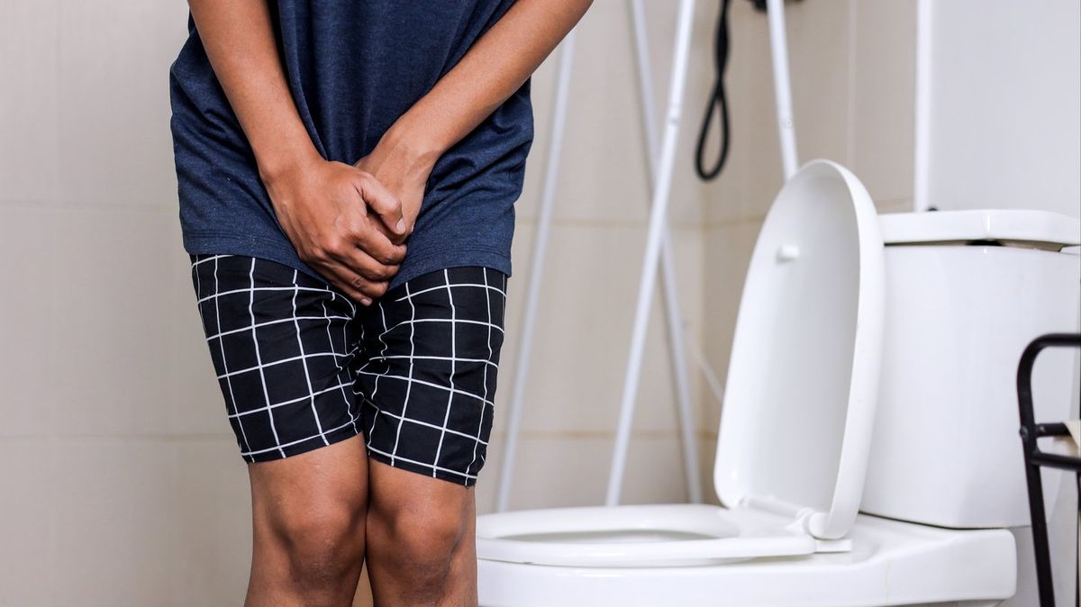 Experts reveal exactly how many times you should pee a day according to ...