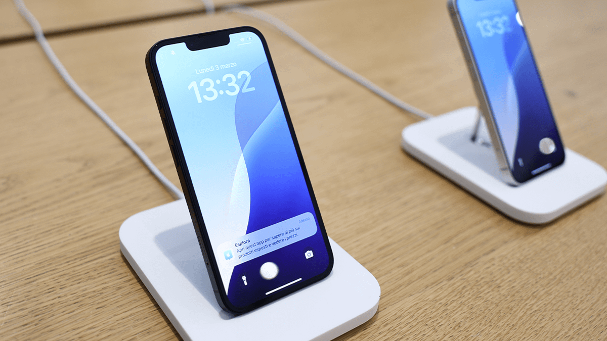 'Leaked' photos of iPhone 17 labeled 'ugliest iPhone in history' by ...