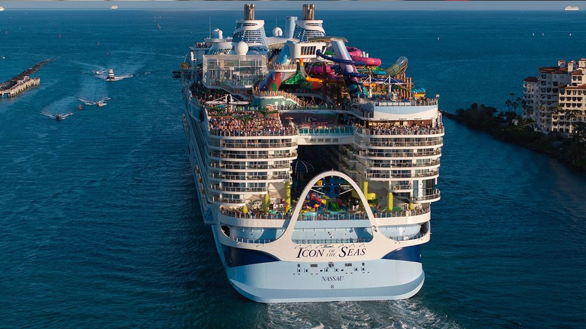 Insane photo compares size of Titanic with $2 billion Icon of the Seas ...