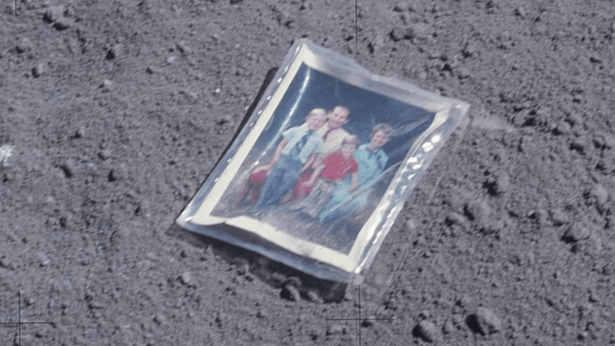 Apollo 16 astronaut reveals hidden message behind the family portrait ...