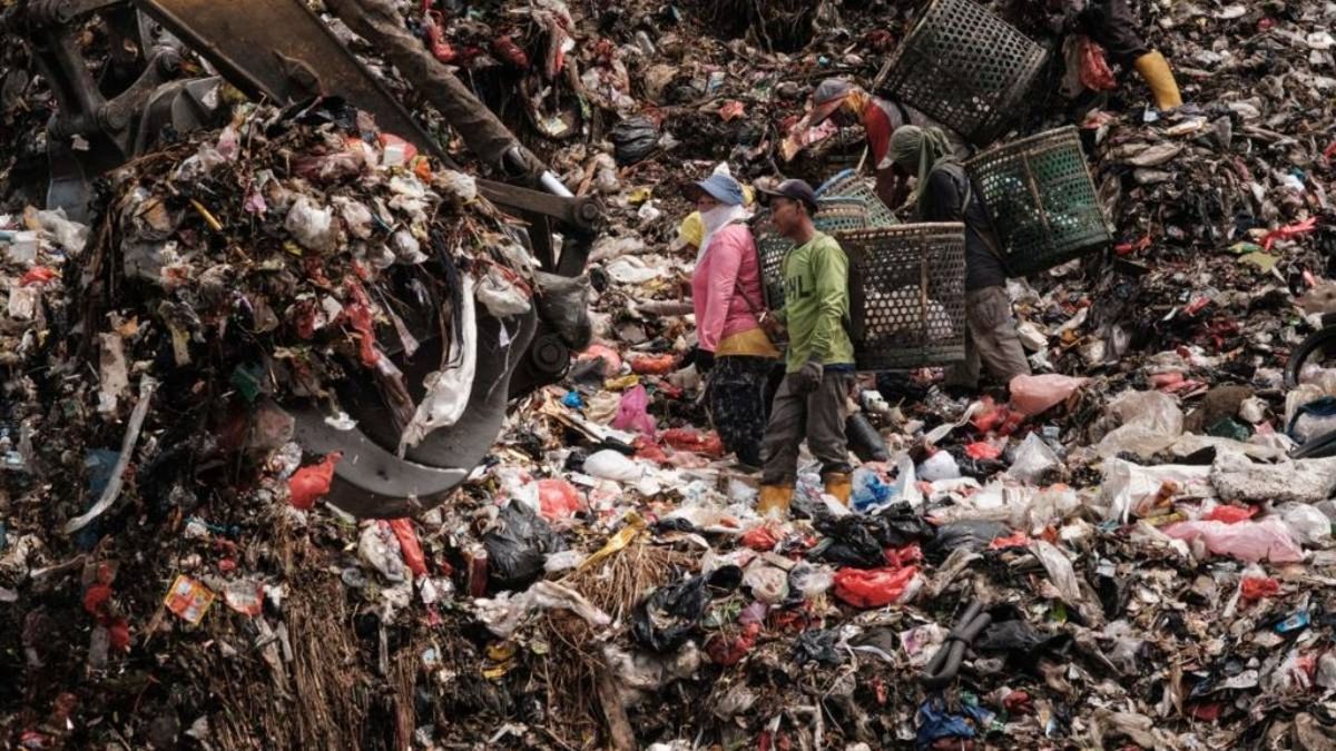 Shocking footage of one of the world's largest landfills that's home to ...