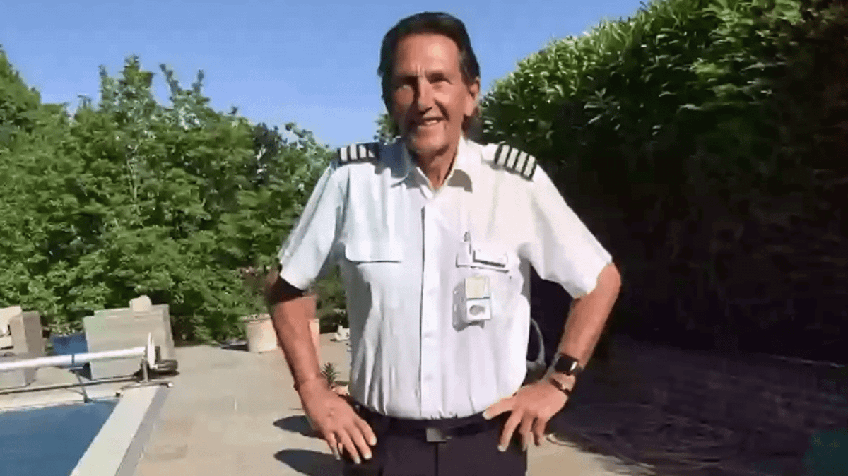 World’s most experienced pilot reveals why we use brace position as ...