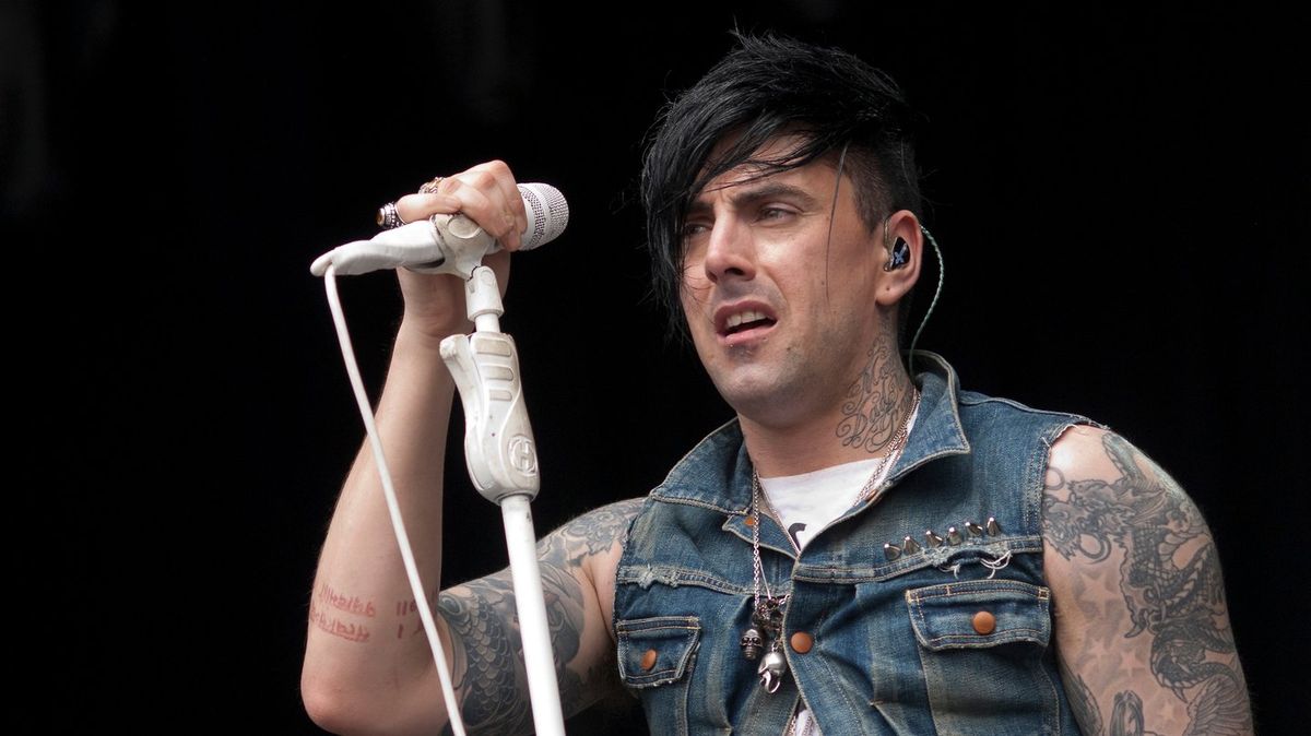 Chilling final tweet of paedophile Lostprophets singer Ian Watkins ...