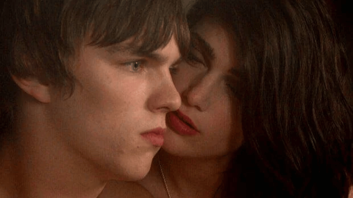 Nicholas Hoult Expressed Skins Regret Saying Filming Sex Scenes At 17 9154