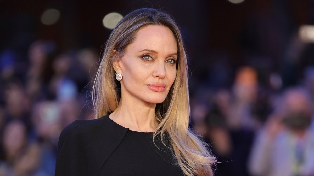 Angelina Jolie shows off double mastectomy scars for first time since ...